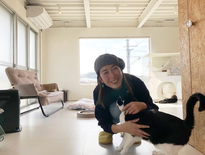 淡路島で唯一の猫カフェ・toneko。2Fは貸切スペースだから、猫も人もリラックスモードで楽しめるよ🤗